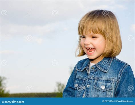 Gelukkig Meisje Stock Foto Image Of Onschuld Kinderjaren
