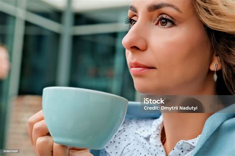 거리에서 커피를 마시는 소녀 커피 한 잔 커피 한 잔과 소녀의 얼굴 클로즈업 30 34세에 대한 스톡 사진 및 기타 이미지 30 34세 갈색 머리 감정 Istock