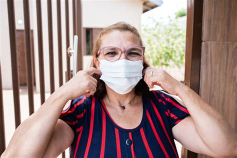 코로나바이러스 코비드19 전염병의 얼굴 마스크를 제거하는 시니어 여성 야외에 대한 스톡 사진 및 기타 이미지 야외 여자 인물 사진 Istock