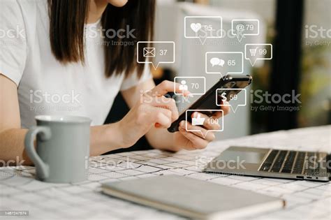 소셜 미디어 및 마케팅 가상 아이콘 화면 Conceptclose 사업가 입력 키보드 태블릿 노트북 컴퓨터와 스마트 폰 개념에 대한 스톡 사진 및 기타 이미지 Istock