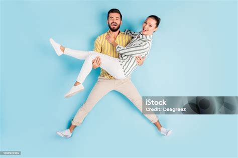 높은 각도 플랫 레이 플랫 레이 거짓말 개념 전신 몸 크기보기 밝은 선명한 빛선명한 푸른 청록색 색상 배경에 고립 된 재미를 가진 여자를 들고 있는 멋진 쾌활한 배우자의