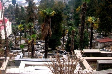 ბათუმის სასაფლაოზე კაცმა ყელი გამოიჭრა გურიაtv მედია პლატფორმა