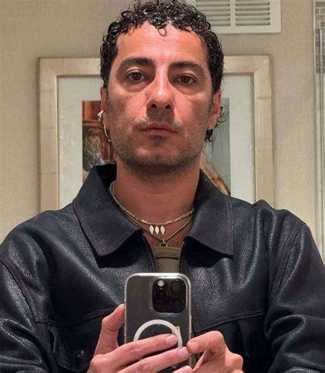 جشن تولد برای نوید محمدزاده روی صحنه سی صد در آمریکا فیلم