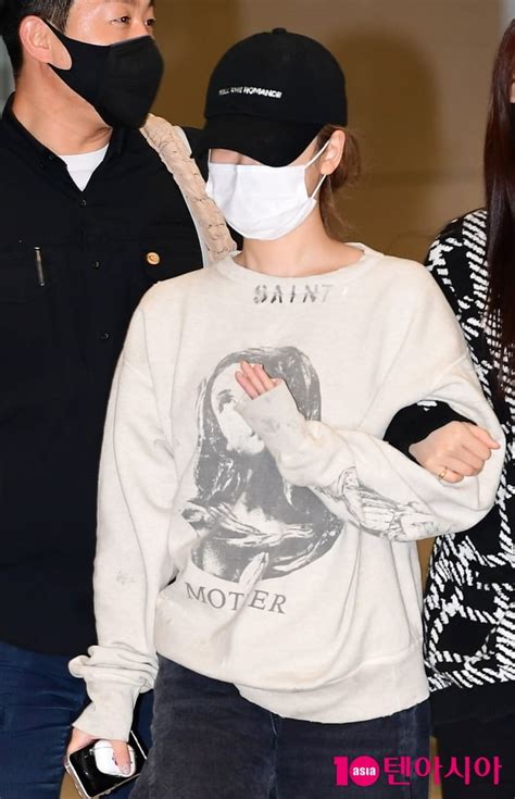 Ten 포토 에스파 닝닝 집에 모자 푹 눌러쓰고 텐아시아