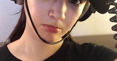 강민경 헤드폰 끼고 신곡 녹음중 여전한 미모