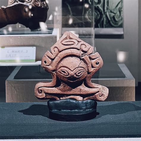 縄文zine こちらの獣面把手も坂井遺跡、坂井考古館のもの。これはかなりの迫力がある。ある角度では獣（イノシシ）が断末魔をあげているようにも見えて強烈な土器片だ。土器型式は井戸尻式の口縁部