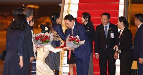 尹 라오스서 이시바 일본 총리와 첫 정상회담