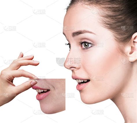 古老而又年轻的女人上白色 孤立