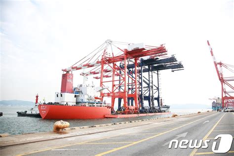 광양항에 24열 초대형 컨테이너크레인 3기 도입