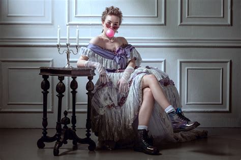 젊은 예쁜 소녀 귀여운 공주 어두운 배경에 고립 된 르네상스 스타일의 복장에 중세 왕실 사람의 만화 초상화 시대의 비교 Theatrical Performance에 대한 스톡