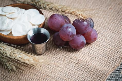 성찬의 개념 또는 기독교의 성찬식 성찬은 제자들과의 최후의 만찬 중에 예수께서 제정하신 성례전입니다 빵과 포도주는 기독교인의 예수 그리스도의 몸과 피입니다 프리미엄 사진