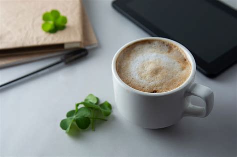 평면 작업 데스크톱의 커피 컵 또는 라 떼 노트북 메모장 하다 교육 및 비즈니스 개념입니다 가죽에 대한 스톡 사진 및 기타 이미지 Istock