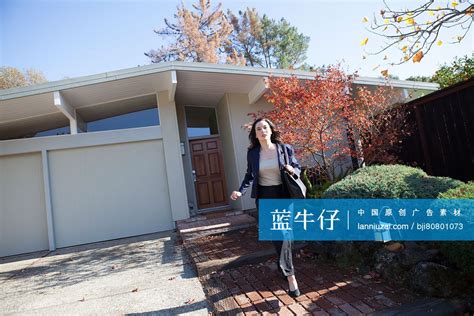上班族匆忙赶路 蓝牛仔影像 中国原创广告影像素材