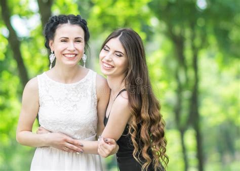 Portret Van Twee Jonge Mooie Vrouwen Die En Elkaar In Groen De