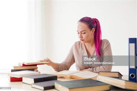 분홍색 머리를 가진 여 자가 비즈니스 사무실 읽기도 서 교육에 앉아 20 24세에 대한 스톡 사진 및 기타 이미지 20 24세 고등학교 이하 공부 Istock