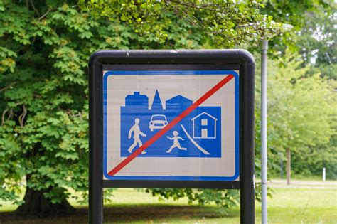 주거 지역 및 생활 거리 도로 표지판의 끝 교통 제한 구역 출구 속도 제한 구역 끝 룬드 스웨덴 0명에 대한 스톡 사진 및 기타