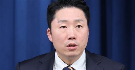 현안 브리핑하는 이재명 대통령실 부대변인
