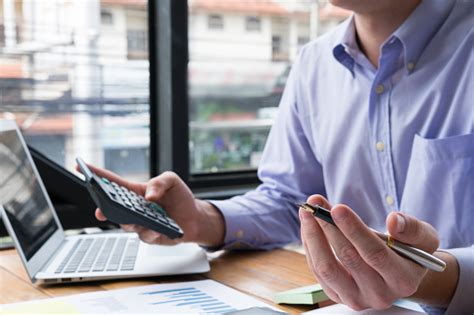 회계사 사무실에 계산기로 계산입니다 사업 소득 및 직장에서 예산 분석 금융 자문 계산 세금 및 비즈니스 송장입니다 경제에 대한