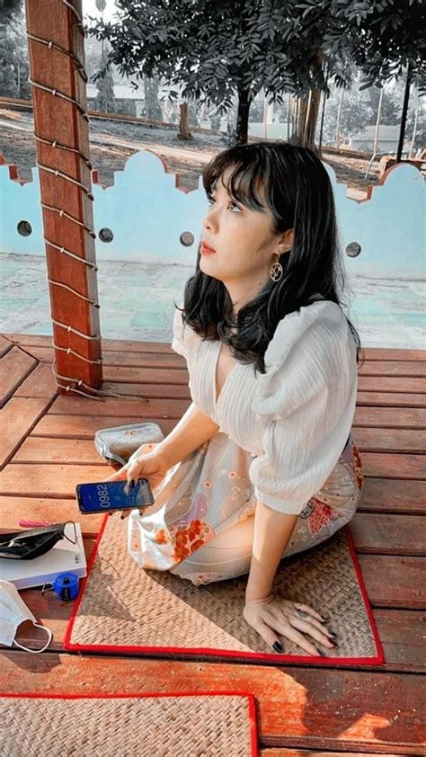 လက်ရှိဖြစ်နေသော အခြေအနေများနဲ့ပတ်သက်ပြီး သူမရင်ထဲမှာရှိတဲ့ ခံယူချက်တွေကို ရေးသားပြောပြလာတဲ့ ဖ