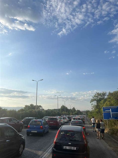 фото ТОТАЛЕН ХАОС ВЕЧЕРВА ЗА ВЛЕЗ ВО МАКЕДОНИЈА Со часови се чека на граничниот премин