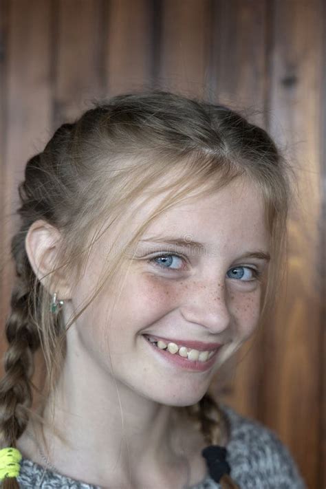 Mooi Blond Jong Meisje Met Sproeten In Openlucht Op Aardachtergrond Close Upportret Stock Foto