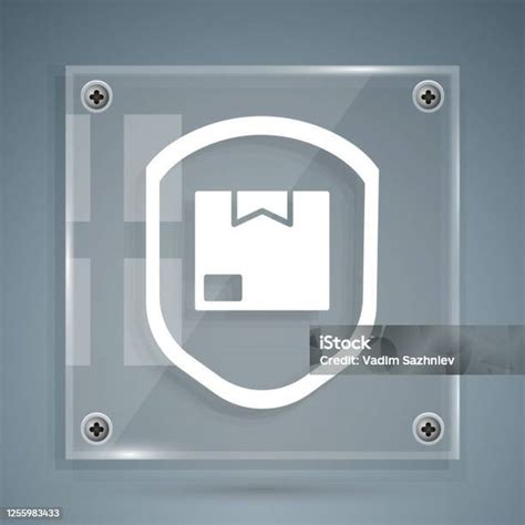 회색 배경에 격리 된 쉴드 아이콘이있는 화이트 딜리버리 팩 보안 배달 보험 방패 너머에 있는 골판지 상자 정사각형 유리 패널 벡터 일러스트레이션 상자에 대한 스톡 벡터 아트