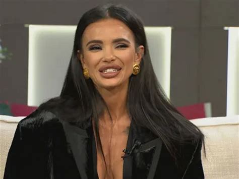 Излагация Чуйте как пее Мара Отварачката на живо