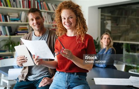 현대적인 밝은 사무실 인테리어에서 만나고 함께 일하는 스타트업 비즈니스 팀 계획에 대한 스톡 사진 및 기타 이미지 계획 교육 기업 문화 Istock