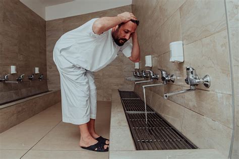 재계를 수행하는 무슬림 기도를 수행하기 전에 무슬림의 의식적인 종교적 정화 기도 전에 몸을 정화하는 과정 40 44세에 대한 스톡 사진 및 기타 이미지 Istock
