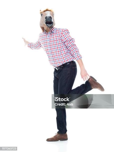 전체 길이 1 인 사이드 뷰 2029 세 성인 잘 생긴 젊은 남자 남성 댄서 앞에서 춤을 추는 흰색 배경 착용 깅엄 청바지 마스크변장 의상 흥분 행복 미소 유머 말 20