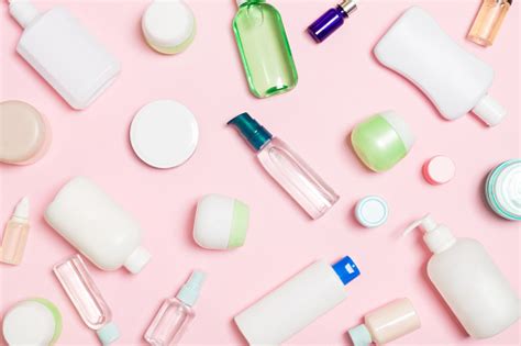 플라스틱 보디 케어 병 플랫 평지 구성의 그룹은 분홍색 배경 빈 공간에 화장품을 배치설계합니다 복사 공간이 있는 화이트 코스메틱 용기 세트 상단 보기 0명에 대한 스톡 사진