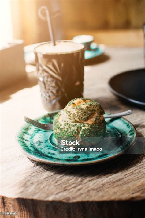 피스타치오 에클레어 테이블에 녹색 접시에 유약에 이익 닫습니다 에클레어 피스타치오 크림커스터드 타르트 전통적인 프랑스 디저트 거품 내기에 대한 스톡 사진 및 기타 이미지