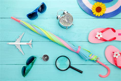 비치 액세서리 모자 선글라스 신발 우산 비행기 모델 이어폰 파란 배경에 나무 여름 휴가 배경 여행과 여름 판매 개념 나침반 0명에 대한 스톡 사진 및 기타 이미지 Istock