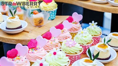 Cupcake Masterclass Strawberry Hen