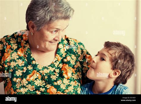Junge Oma Fotos Und Bildmaterial In Hoher Auflösung Alamy