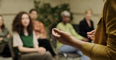 청중 앞에 서서 세미나에서 직원 그룹에게 정보를 설명하는 젊은 비즈니스 코치의 손 사진 Unsplash의 러시아 소녀 이미지