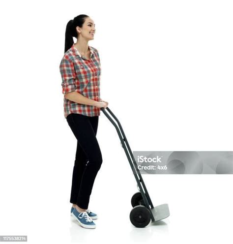 전체 길이 1인 사이드 뷰 프로필 보기 1819 세 성인 아름 다운 검은 머리 긴 머리 포니 테일 코 카 서 스 여성 젊은 여성 배달 사람 수동 노동자 흰색 배경 시원한