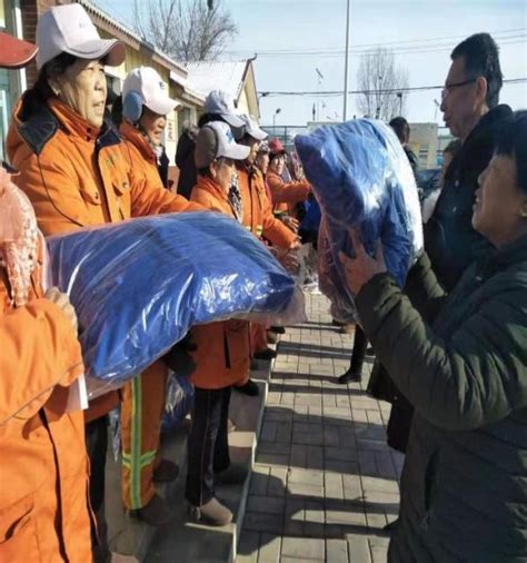 敕勒川路街道前三富村开展“关爱环卫工人，冬季送温暖”棉服发放活动澎湃号·政务澎湃新闻 The Paper