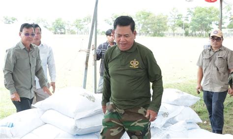 លោកឧត្តមសេនីយ៍ទោ សោម ស៊ុន មេបញ្ជាការតំបន់ប្រតិបត្តិការសឹករងកំពង់ធំ