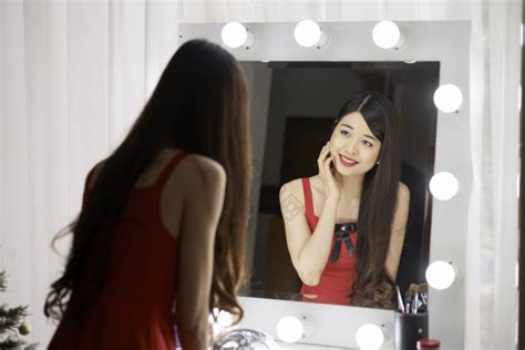 照镜子看人生图片 照镜子看人生素材免费下载 包图网