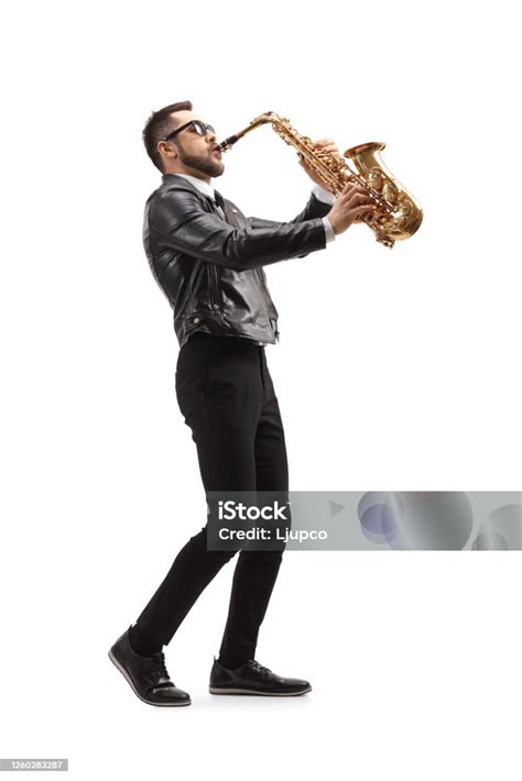 색소폰을 연주하고 선글라스를 착용한 뮤지션의 전체 길이 프로필 샷 색소폰 연주자에 대한 스톡 사진 및 기타 이미지 색소폰