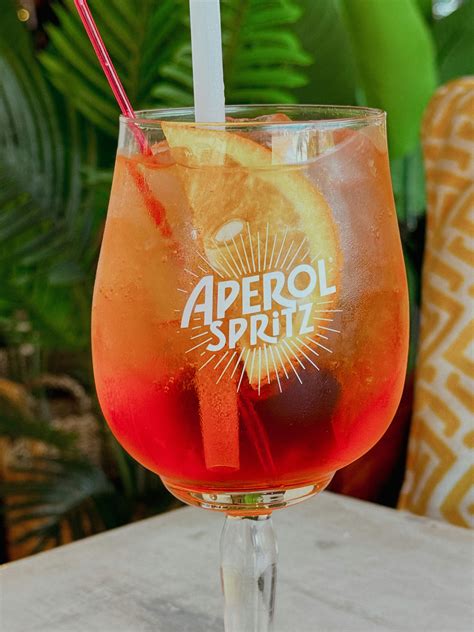 S 거리는 소리 간단한 시럽 감귤 슬라이스 감귤류 검은색 배경 고립된 고명 과일 맛 눈에 띄는 색상 대조 레몬