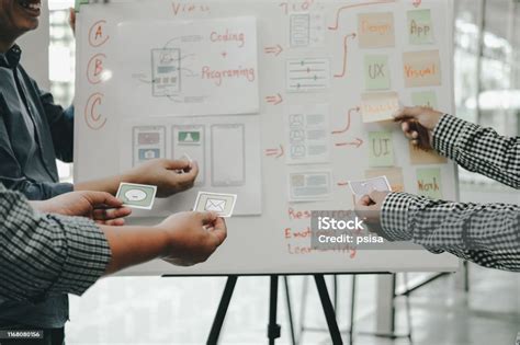 Ux 디자이너가 스마트폰 레이아웃에서 웹을 디자인하는 사용자 경험 모바일 응용 프로그램 프로토타입을 작업하는 Ui 개발자 계획