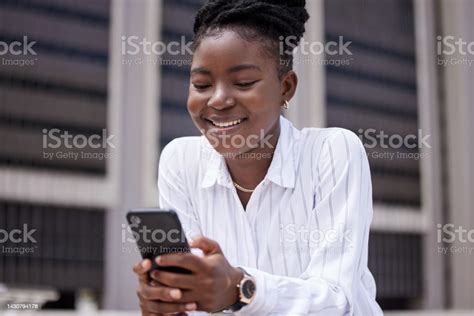 동기 부여 비전 및 성장과 발전을위한 사명을 가지고 도시에서 일하는 비즈니스 여성과의 전화 의사 소통 또는 네트워킹 외부 마케팅 작업자가있는 5g 모바일 기술 만짐에 대한