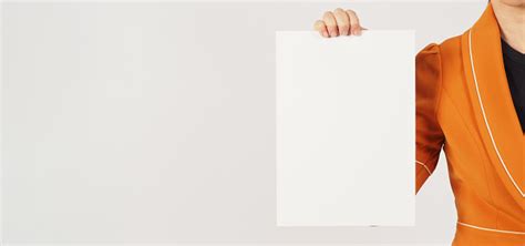 여자는 노란색 겨자 양복을 입고 흰색 배경에 빈 종이 보드를 들고 있습니다 신체 부분 여자에 대한 스톡 사진 및 기타 이미지 여자 한 명의 여자만 개념 Istock