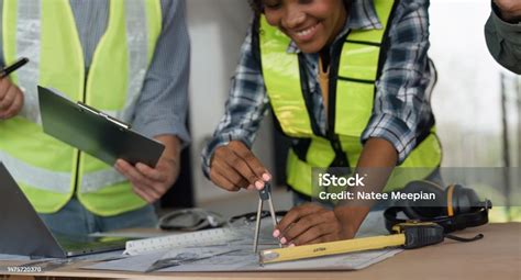 건축 계획을 위한 청사진을 작업하는 건축가 팀 작업 현장의 테이블에 건설 프로젝트를 스케치하는 엔지니어 3 명에 대한 스톡 사진 및 기타 이미지 Istock