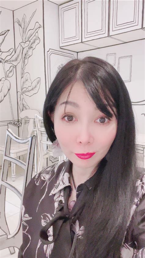 先週訪れた新大久保カフェ 店内が2dに見える不思議な空間 この日着ていたzaraのブラウスとマッチしてる