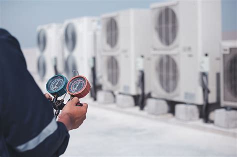 기술자는 에어컨 에어컨 충전을 위한 측정 장비를 점검하고 있습니다 Hfpa Installation Luncheon에 대한 스톡 사진 및 기타 이미지 Hfpa