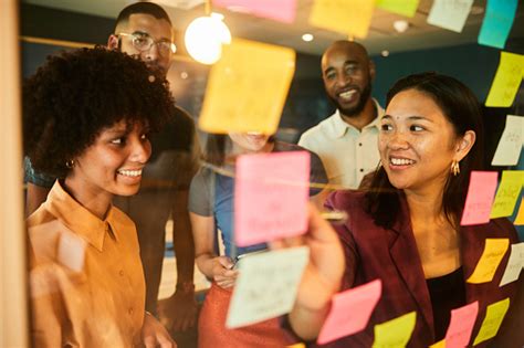 브레인스토밍 세션에서 접착제 노트를 들고 웃고 있는 다양한 사업가들 아이디어에 대한 스톡 사진 및 기타 이미지 아이디어 가리키기 긍정적인 감정 표현 Istock