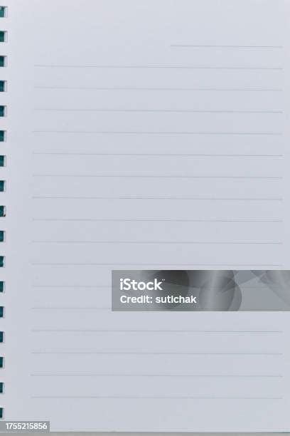 빈 페이지 줄이 그어진 종이 질감 배경이 있는 Open Planner Notebook의 상단 보기 이미지 0명에 대한 스톡 사진 및 기타 이미지 Istock